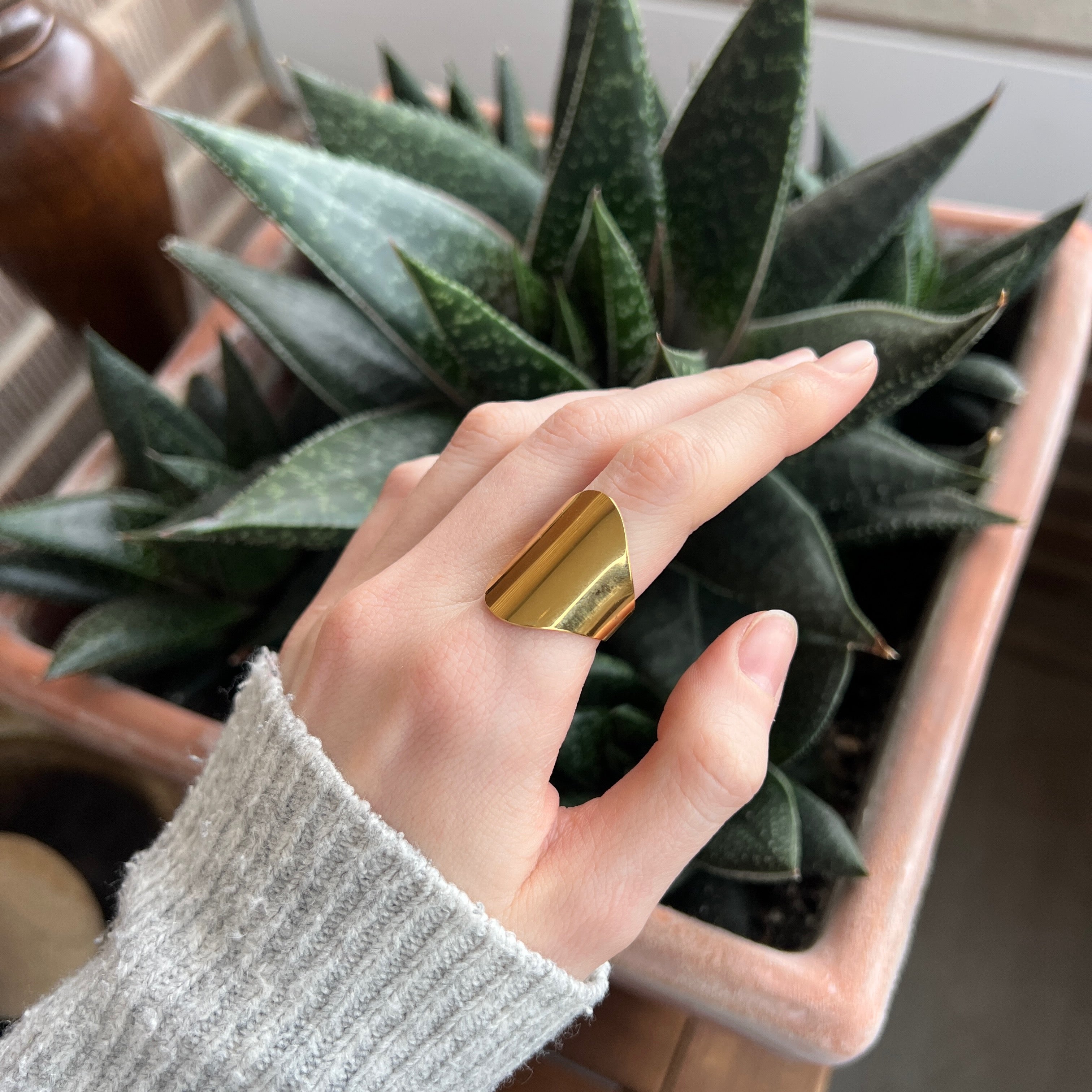 Anillo LISO ÓVALO DORADO – MARIA LAGUILLO
